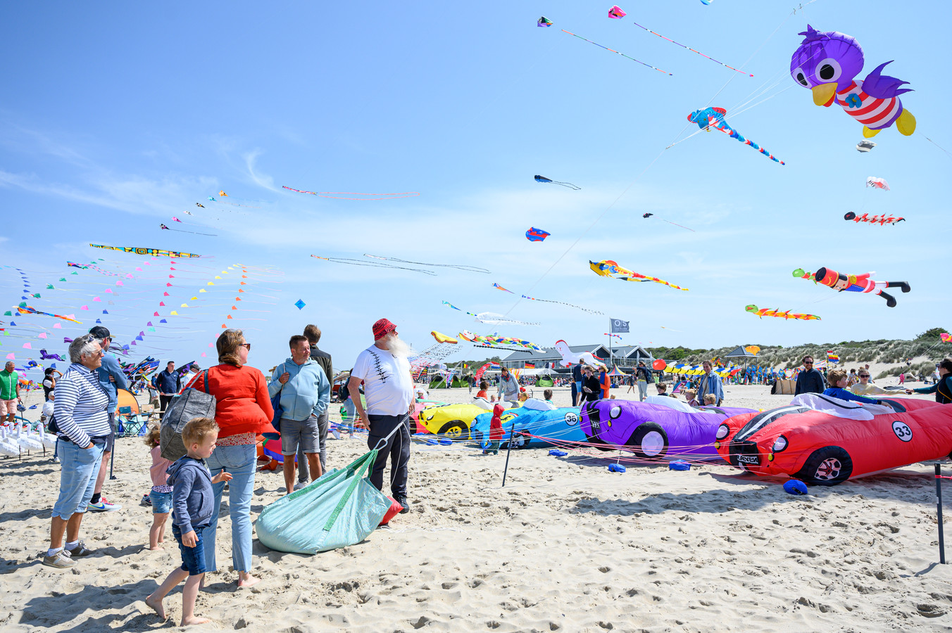 Het is weer feest boven het strand van Renesse; ‘Kijk die lach op de ...