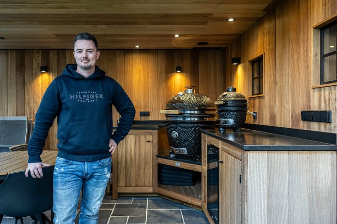 Michaël (37) bouwt buitenkeukens in hardhout en graniet: “Hobby die uit ...