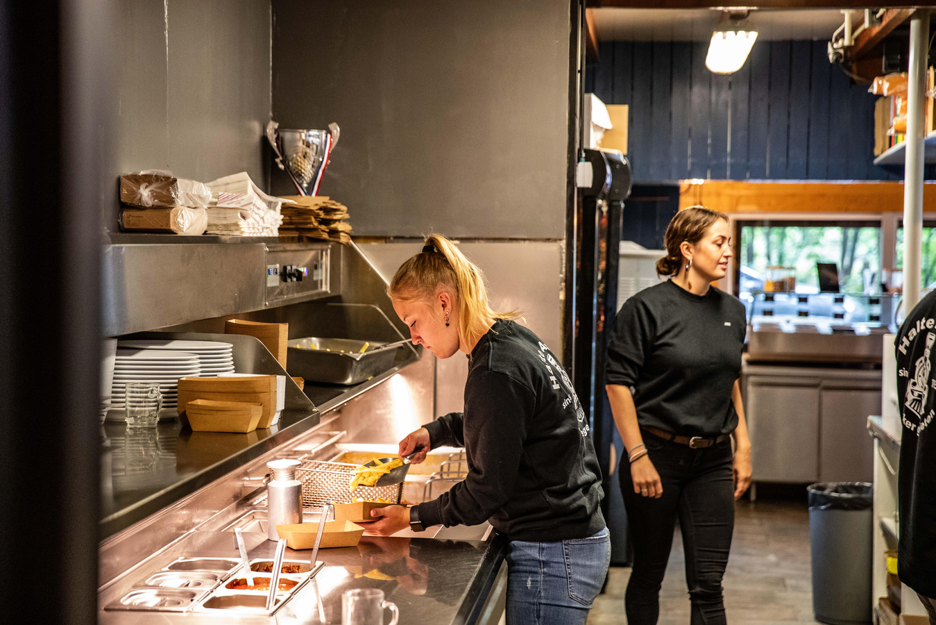 Deze vriendengroep runt de verstopte treinspot Halte Assel. En als ...