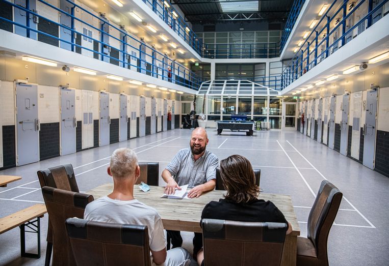 Na vijftien maanden strenge coronabeperkingen krijgen ook gevangenissen ...