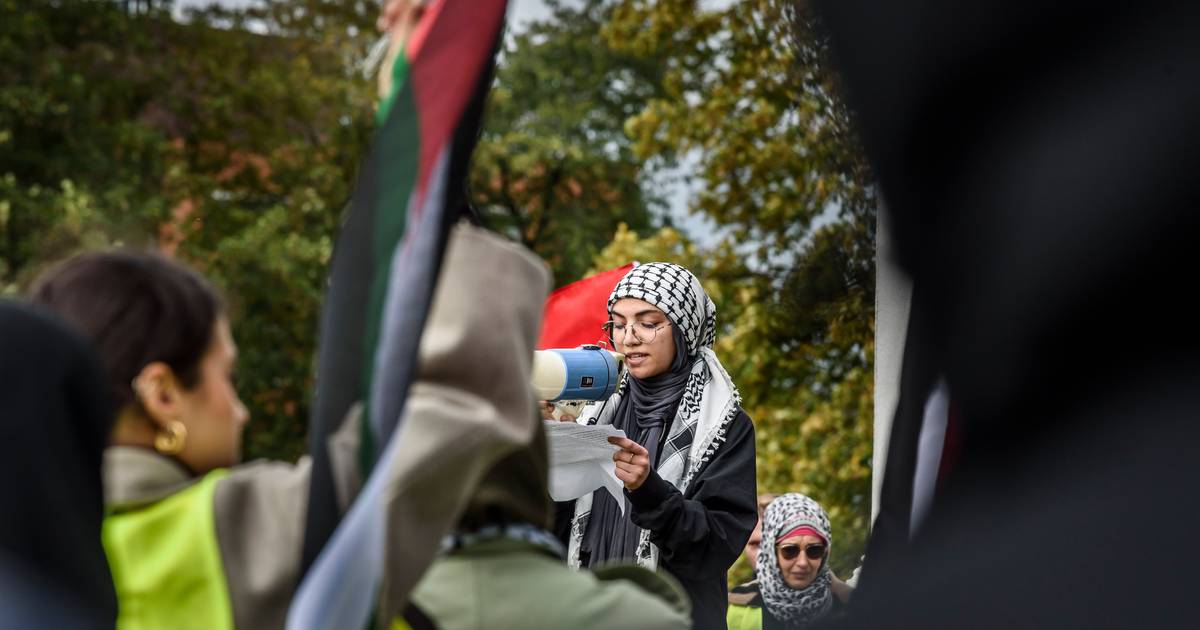 Terwijl haar Palestijnse familie in angst zit, spreekt Amal (18) in ...