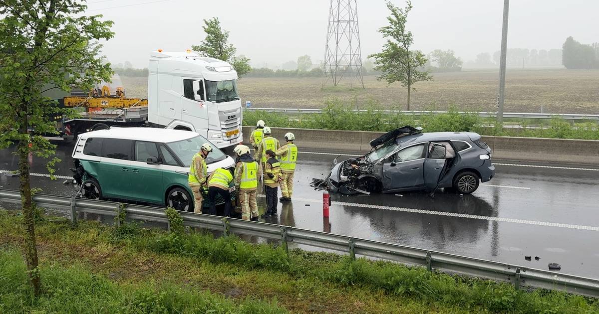 Drie personen afgevoerd naar ziekenhuis na zwaar ongeval op N31 in ...