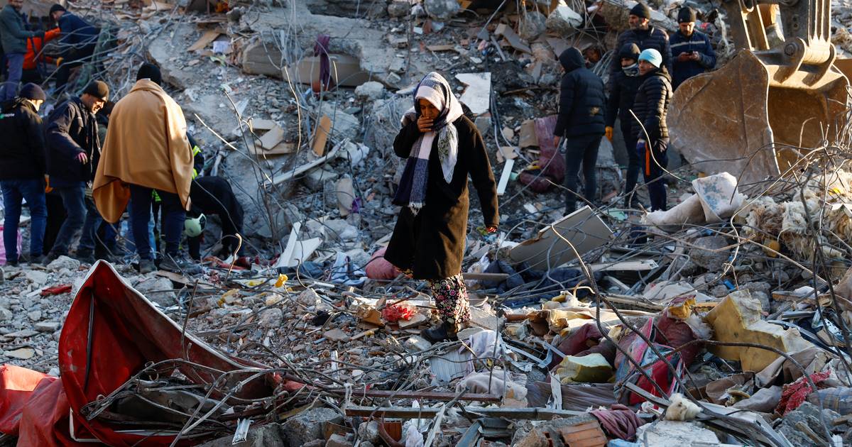 LIVE AARDBEVING. Dodentol stijgt tot bijna 20.000 - Ook vrouw uit ...