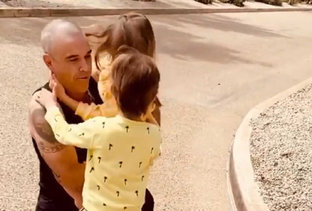 Emotioneel weerzien Robbie Williams en kinderen na drie weken ...