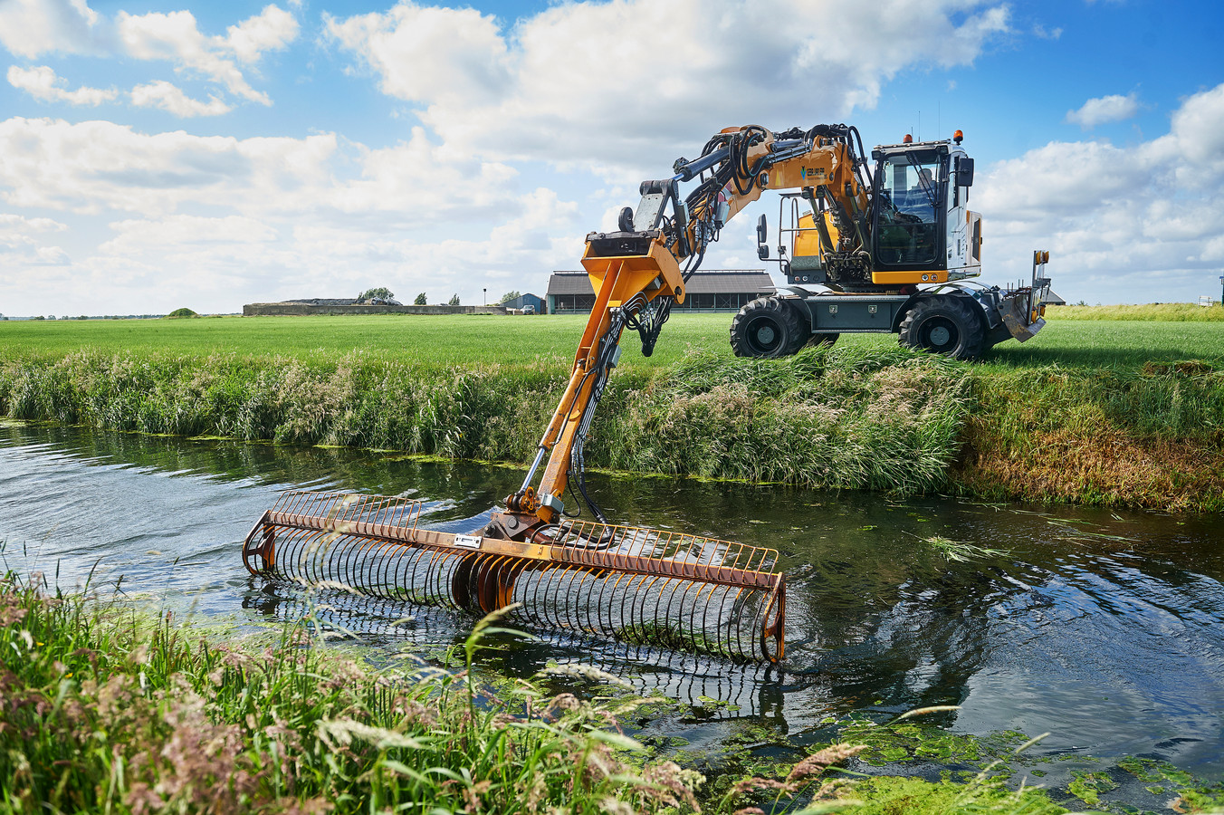 Honderden kilometers sloot moeten kortgeknipt de zomer in | Foto ...