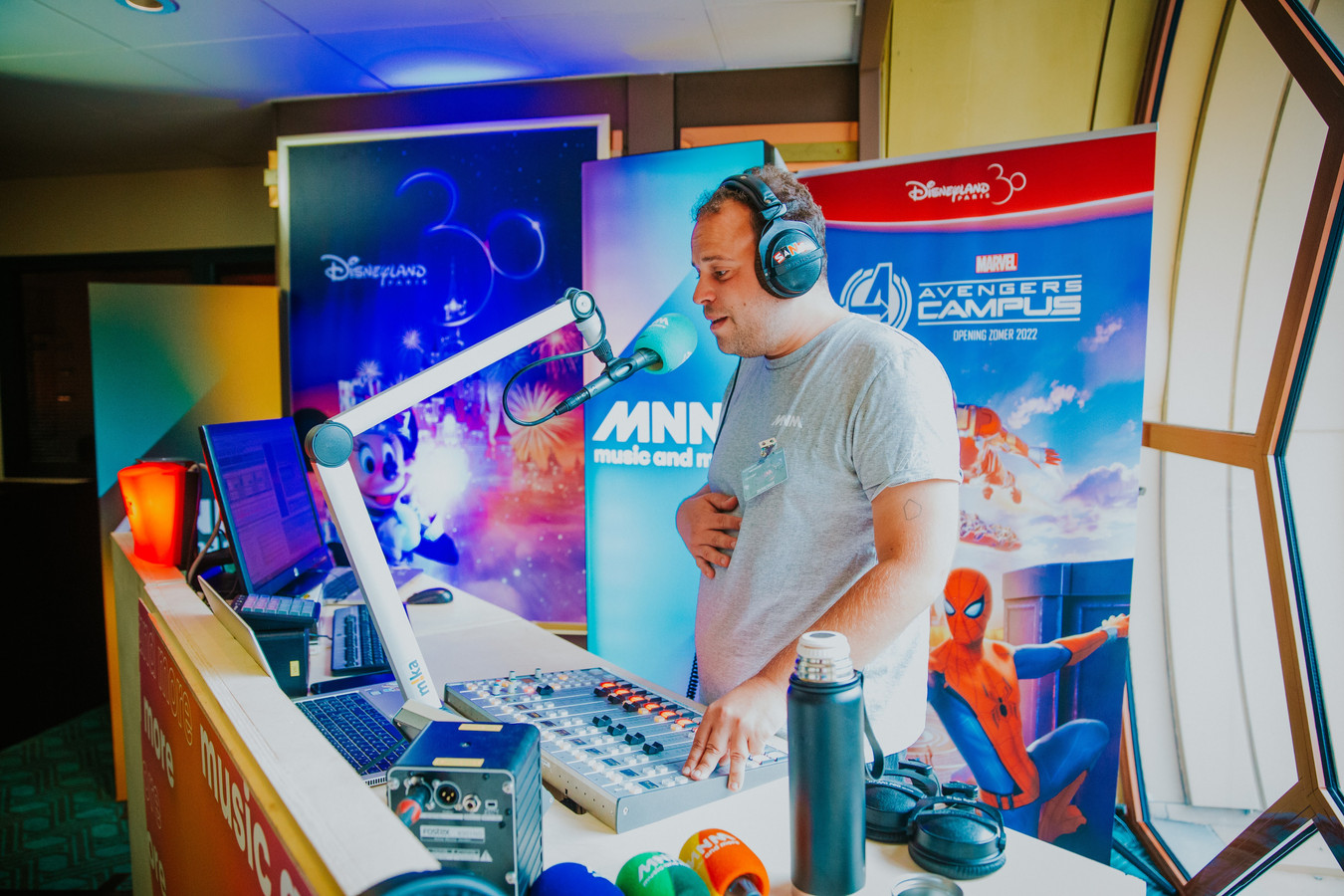 IN BEELD. MNM-dj's spelen reuzenversie van verstoppertje in Disneyland ...