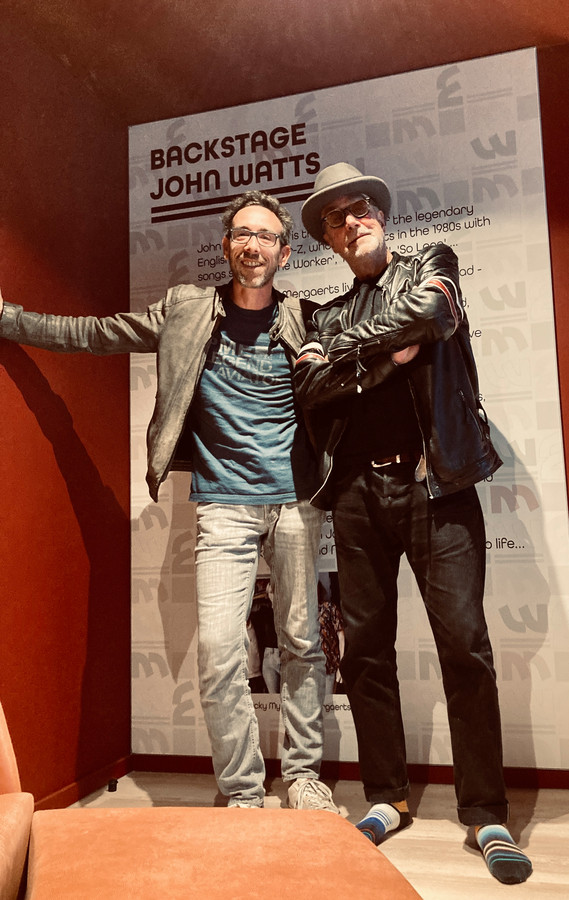 FOTOREPO M-Street Art Lodging verwelkomt John Watts van Fischer-Z in zijn eigen kamer: “Ik vind ...