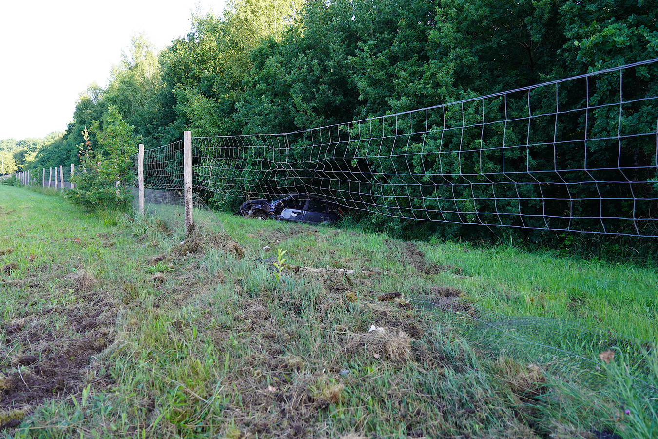 auto-belandt-in-sloot-bij-a58-bestuurder-te-voet-vertrokken-foto-bd-nl