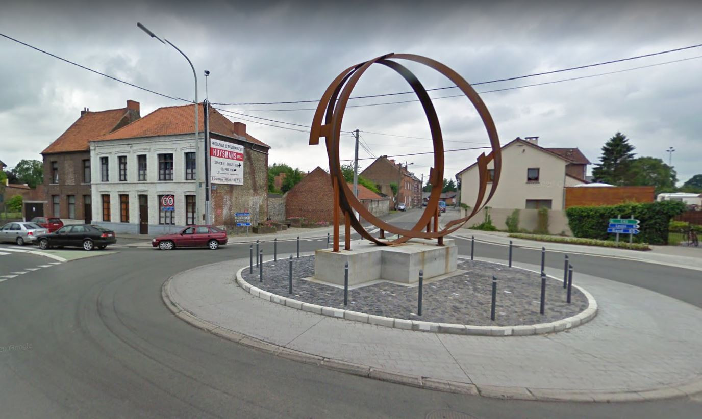 Une voiture décolle sur un rond-point et finit sa course sur le toit à ...