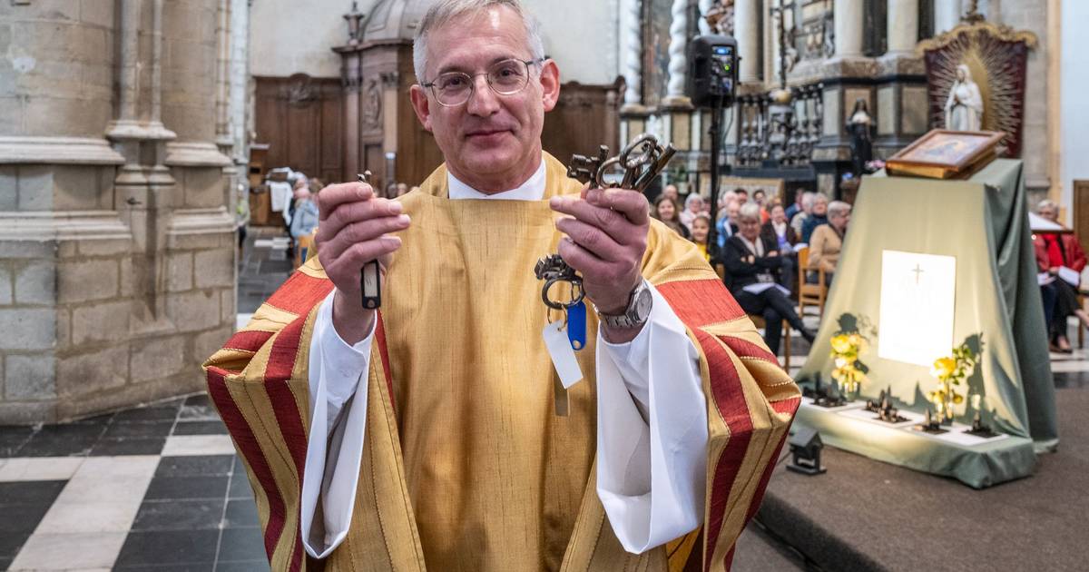 Pastoor Hans Vandenholen krijgt de sleutels van de Sint-Martinuskerk ...
