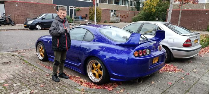 Carspotter Tim (12) fietst voor niets achter superauto aan, maar mama ...