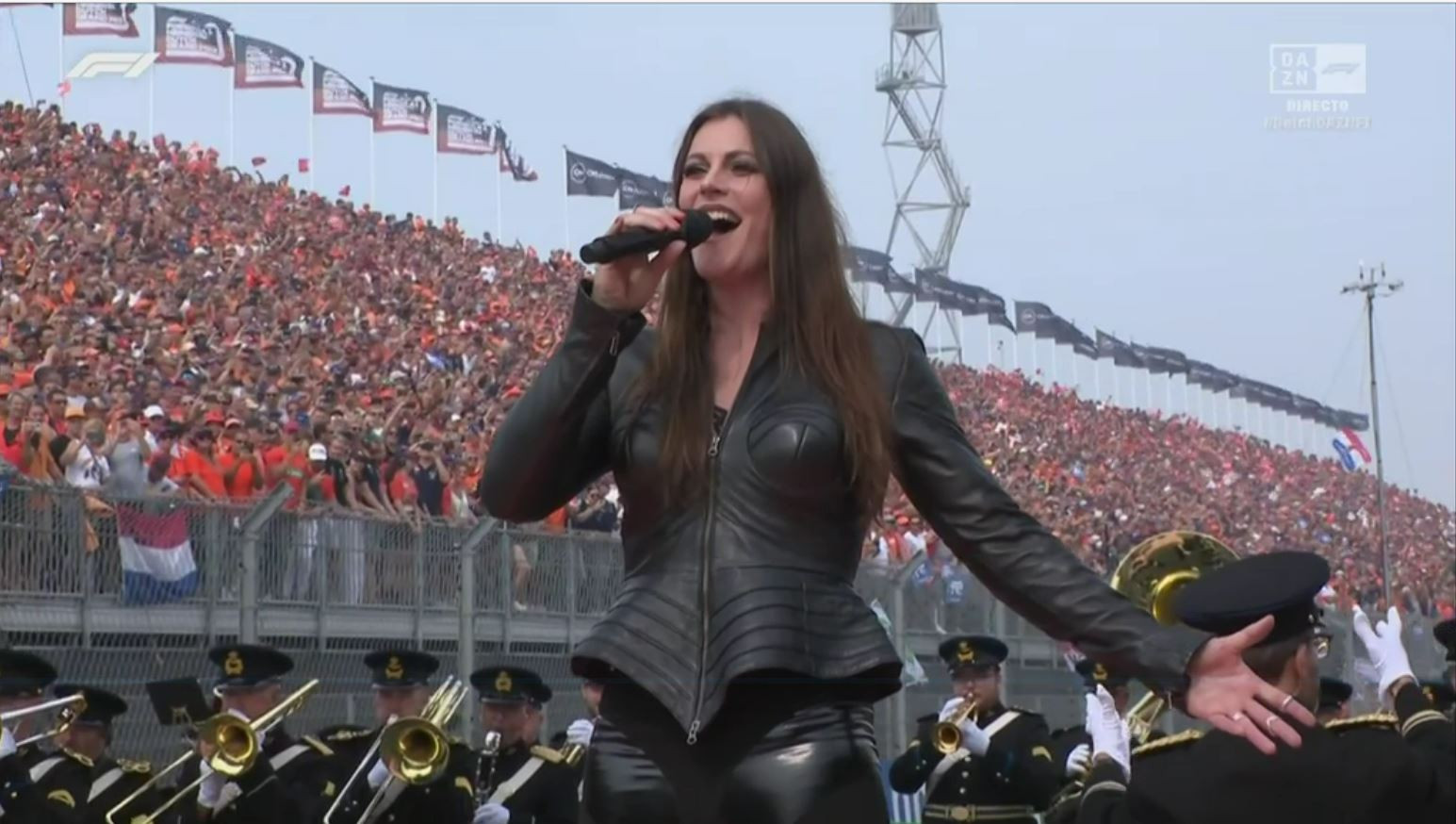 Floor Jansen brengt loepzuiver het Wilhelmus ten gehore in Zandvoort ...