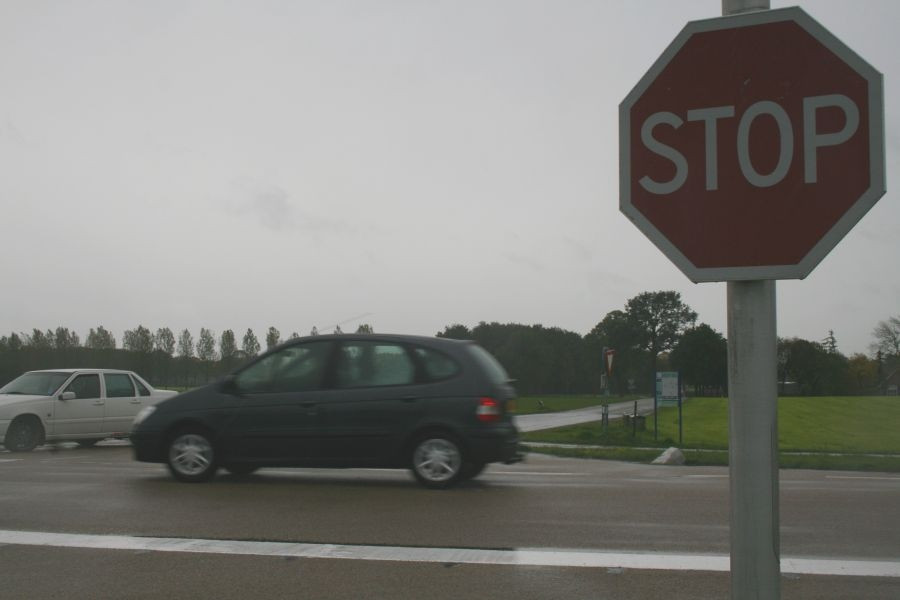 Stopborden voor kruising Stokkersweg | Foto | tubantia.nl