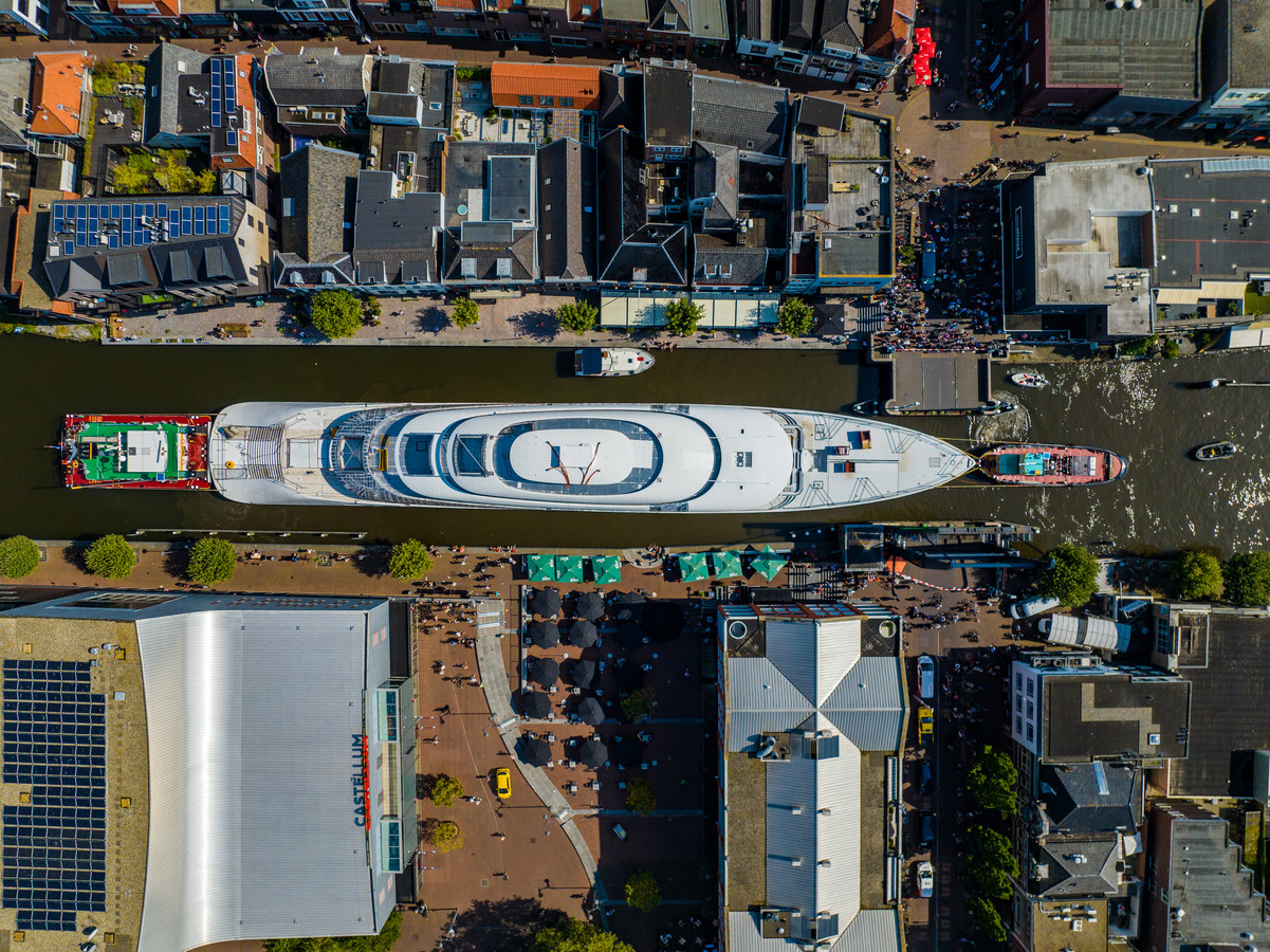 Spectaculaire beelden: megajacht van 100 meter wurmt zich door centrum ...