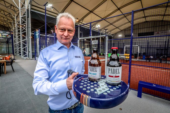 Kelner Bart (58) oogst succes met zijn ‘Padel Bier’: “Ideaal om stevige ...