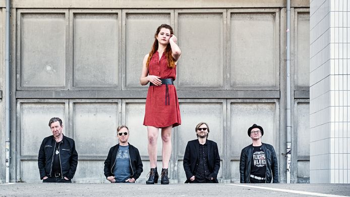 Zelfbewuste zangeres Emily: ‘Ik heb graag een band die meegromt ...