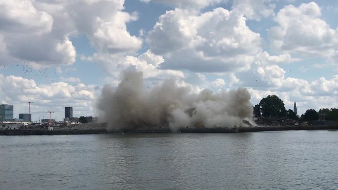 Toren SAMGA-gebouw stort in na gecontroleerde explosie in haven van ...