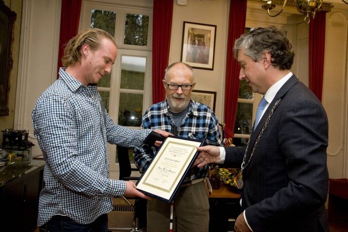 Redder van blinde drenkeling uit Tiel ontvangt penning en oorkonde ...