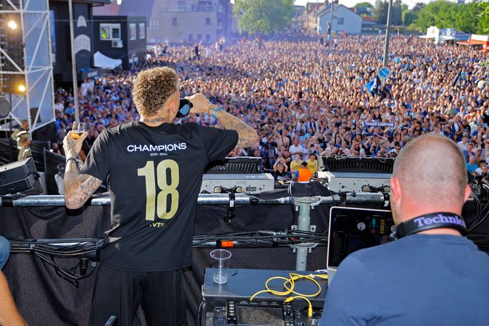 BEKIJK. Brugse spelers vieren titel met fans, die nadien verder feesten ...