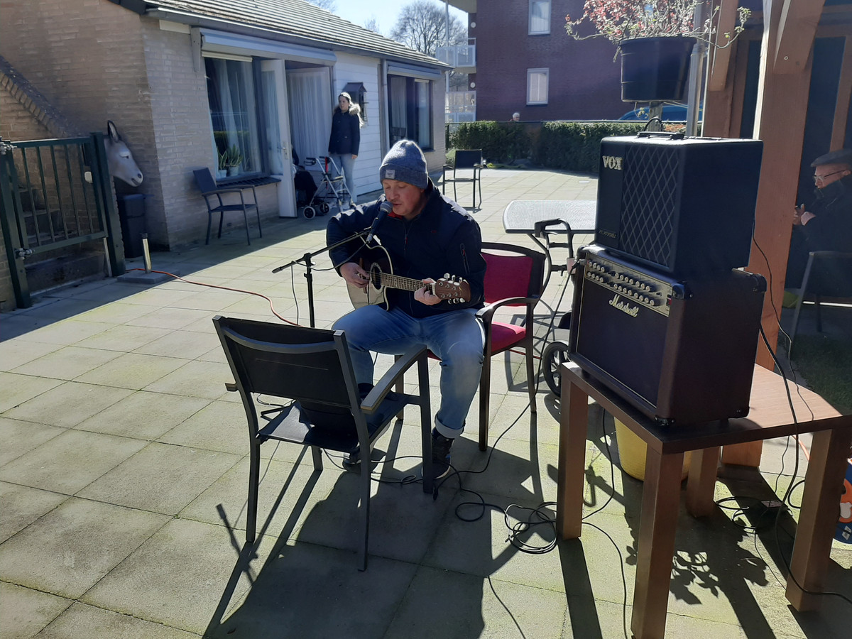 Corona: Naastenliefde komt bij de ouderenzorg toch wel binnen | Foto ...