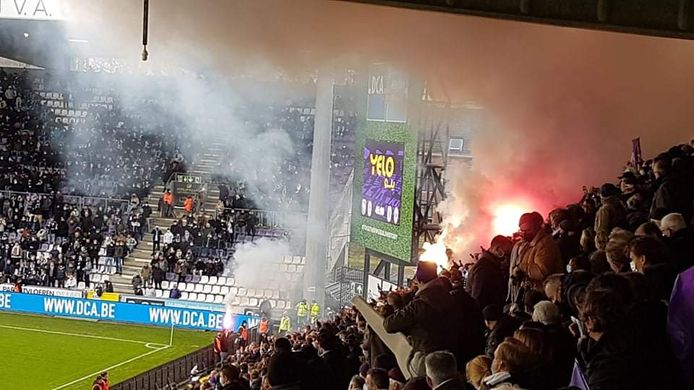 Drie arrestaties na Antwerpse derby: Beerschot-fan gooit vuurpijl naar ...