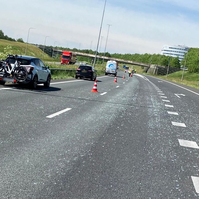 Aanhangwagen verliest kozijn met glas op A58 bij Etten-Leur: twee rijstroken dicht | Etten-Leur ...