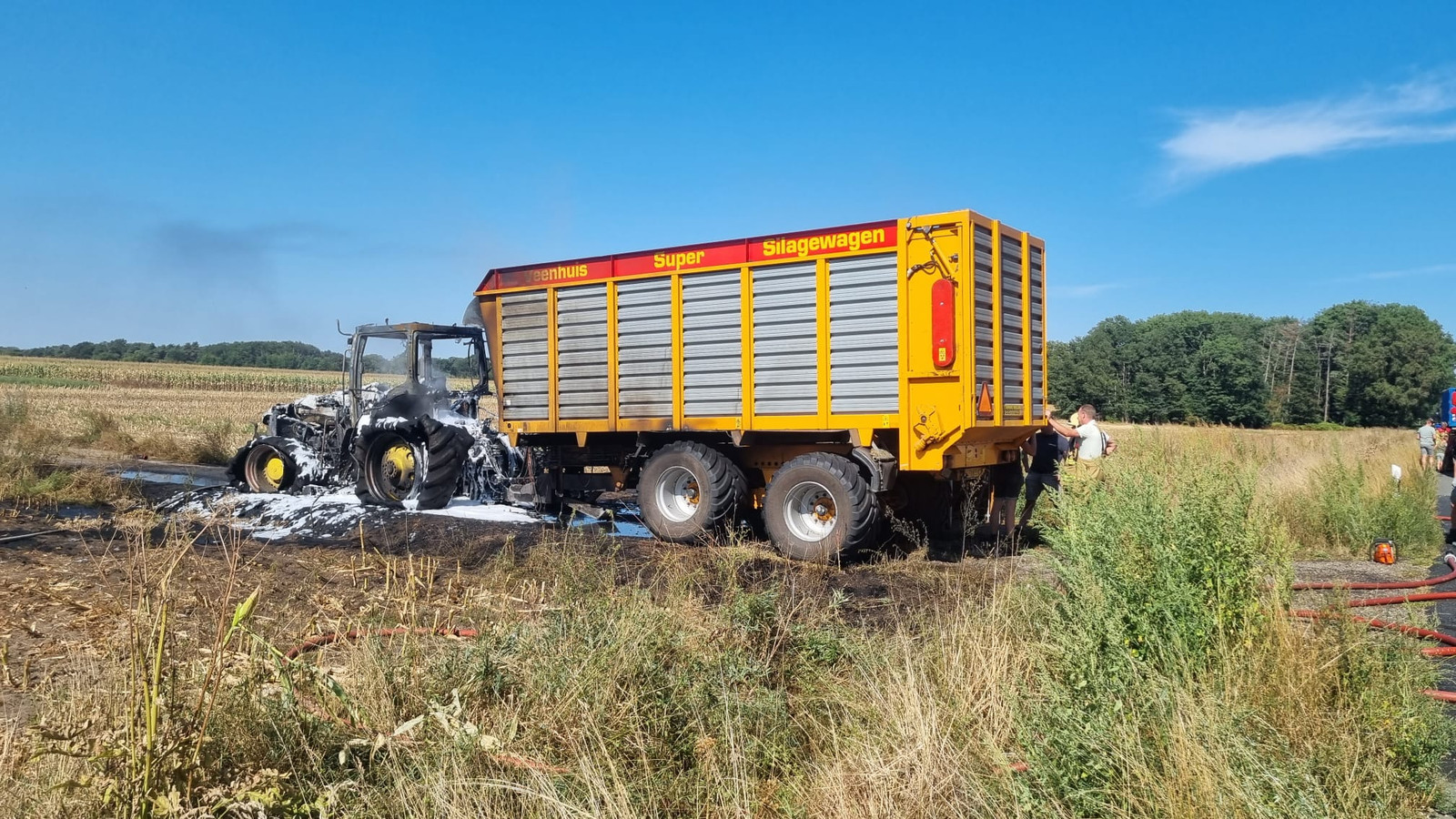 Trekker brandt uit net over de grens bij Aalten | Foto | gelderlander.nl