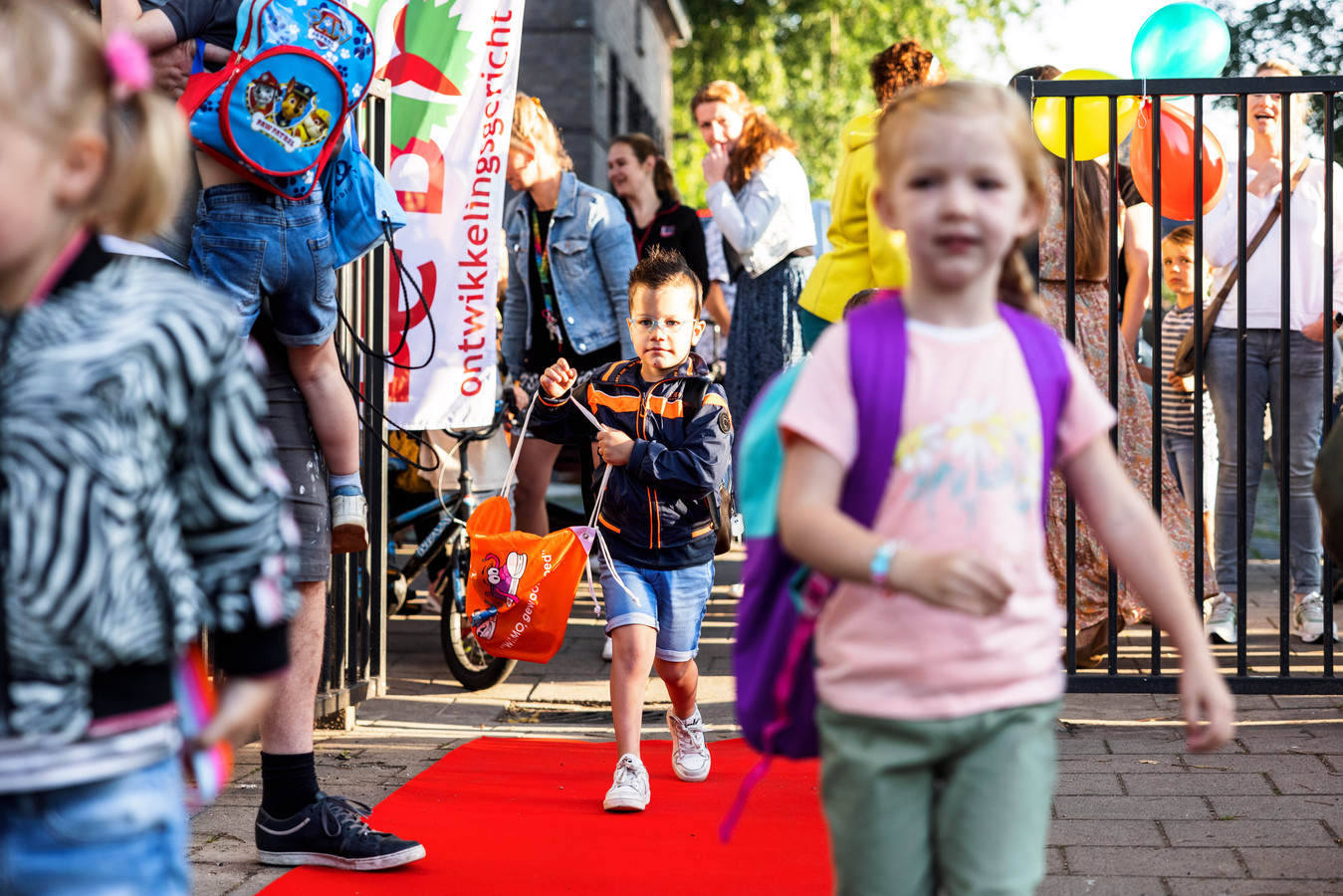 Swingend, soms met een traan, het nieuwe schooljaar in | Foto | AD.nl