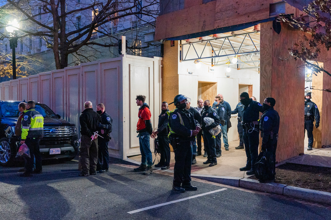 Al veertig mensen aangeklaagd voor bestorming, documenten en spullen ...