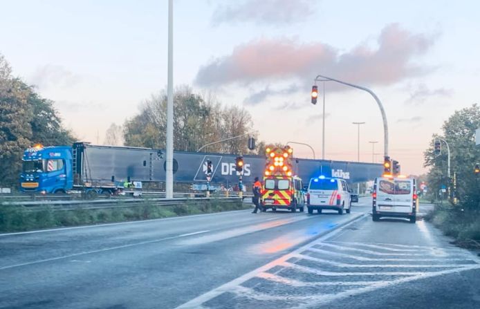 Verkeerschaos op R4 in Zelzate: vrachtwagen dwars over rijbaan omdat ...