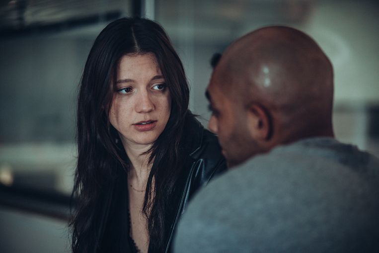 Het losbandige leven van actrice Anemone Valcke: ‘Ik heb een app waarop je naar alle mogelijke ...