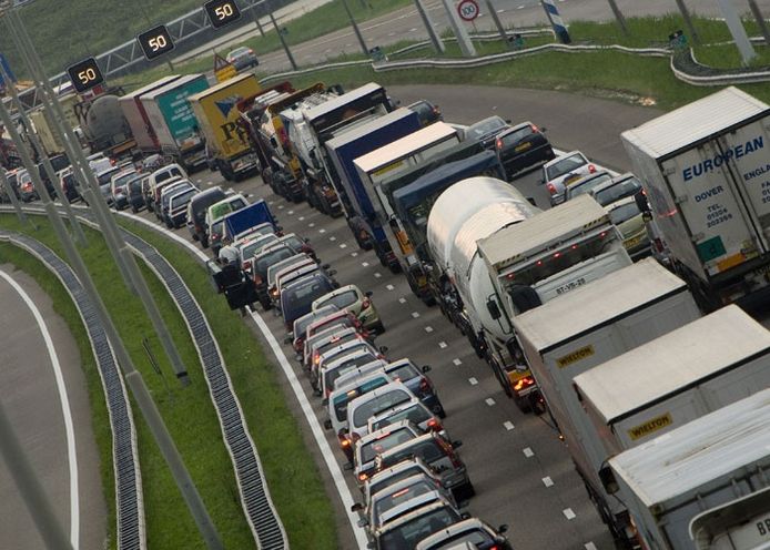Vrachtwagen verliest slachtafval op A15: weg dicht | Nijmegen ...