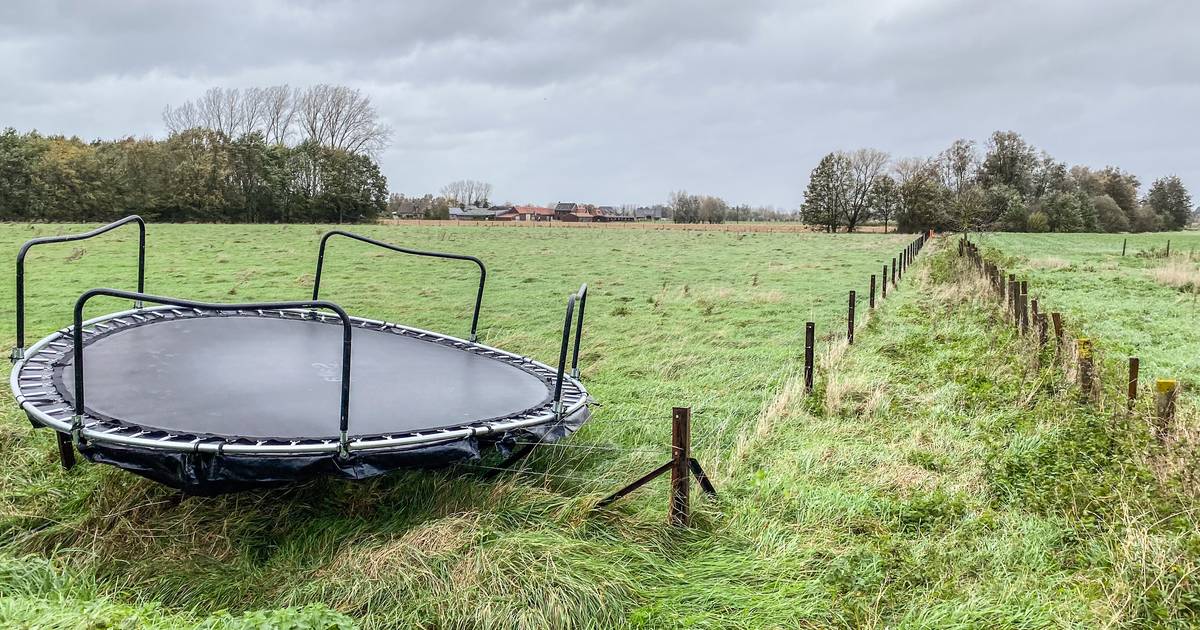 Door storm opgejaagde trampoline springt meer dan 700 meter ver ...
