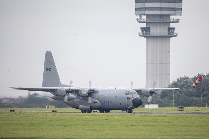 ‘Uitwuifvlucht’ van laatste C-130 deels in het water door dichte mist ...
