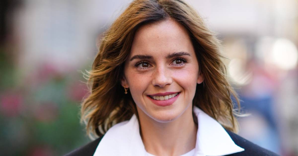 Bijzondere jurk Emma Watson slaat fans met verstomming: “Hangt die nu ...