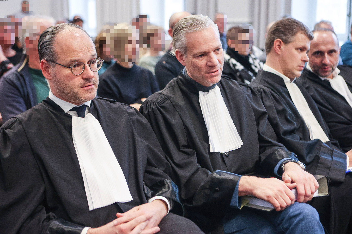 MARTELMOORD. Daders verlieten zelfs even een trouwfeest om hem af te ...