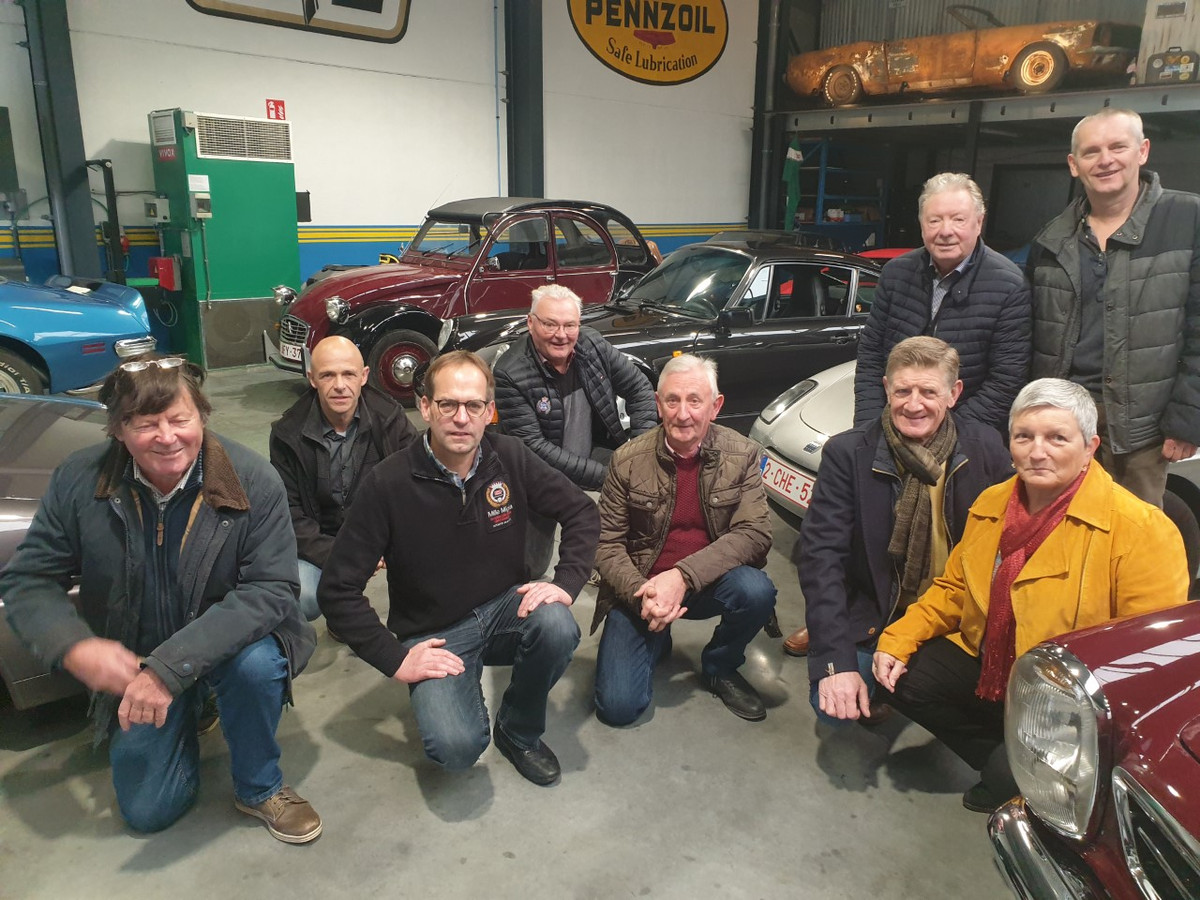 Nieuwe oldtimerclub boven de doopvont gehouden in Pittem | Foto | hln.be