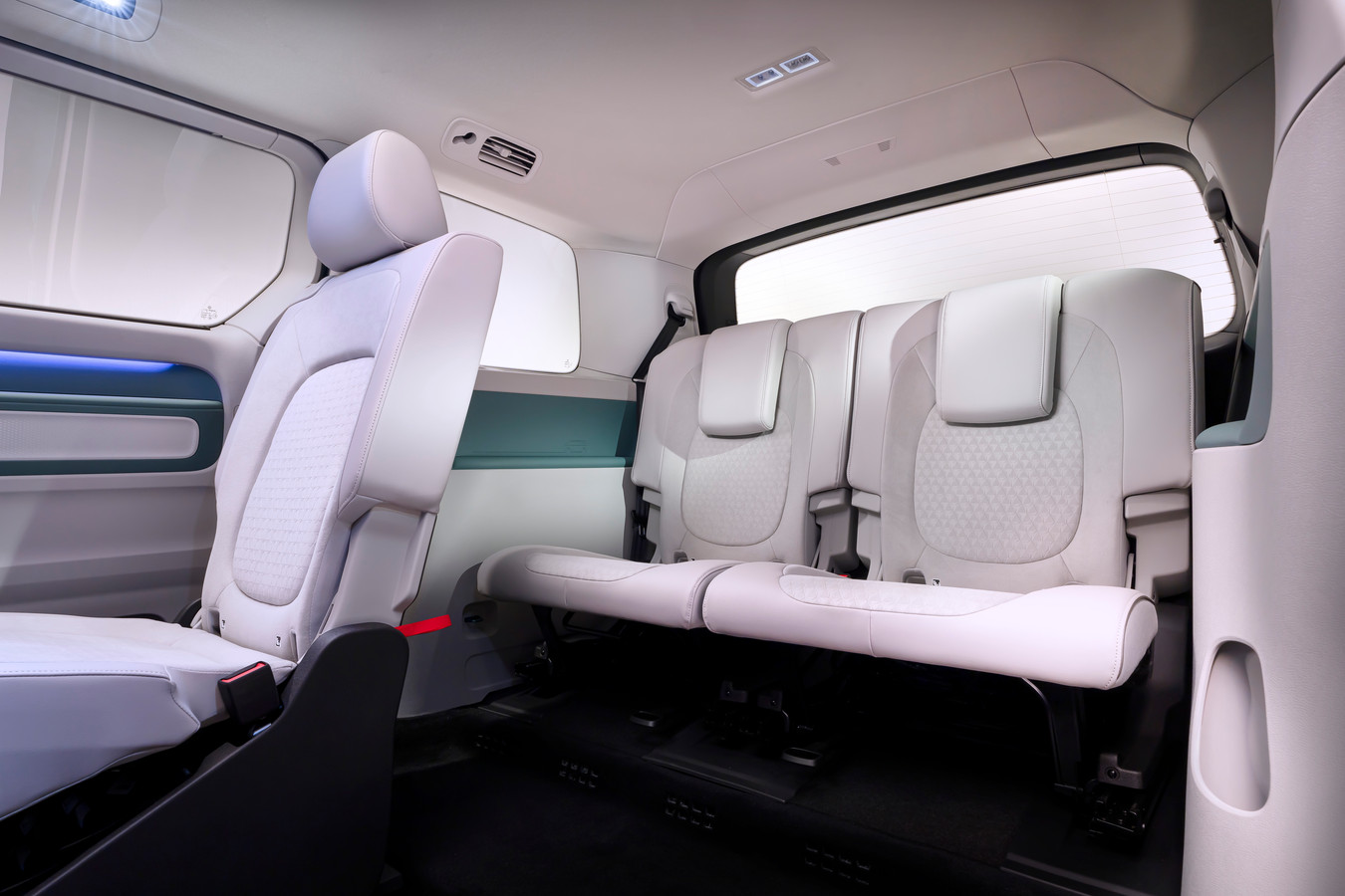 Volkswagen maakt zijn nieuwe busje groter, slimmer en ruimer | Foto | AD.nl