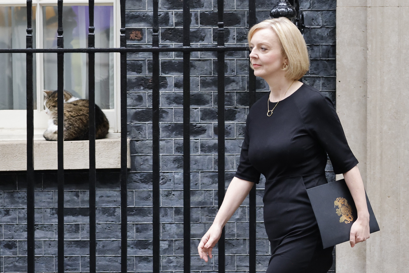 Liz Truss stond 48 uur geleden nog naast koningin Elizabeth, nu zijn ...