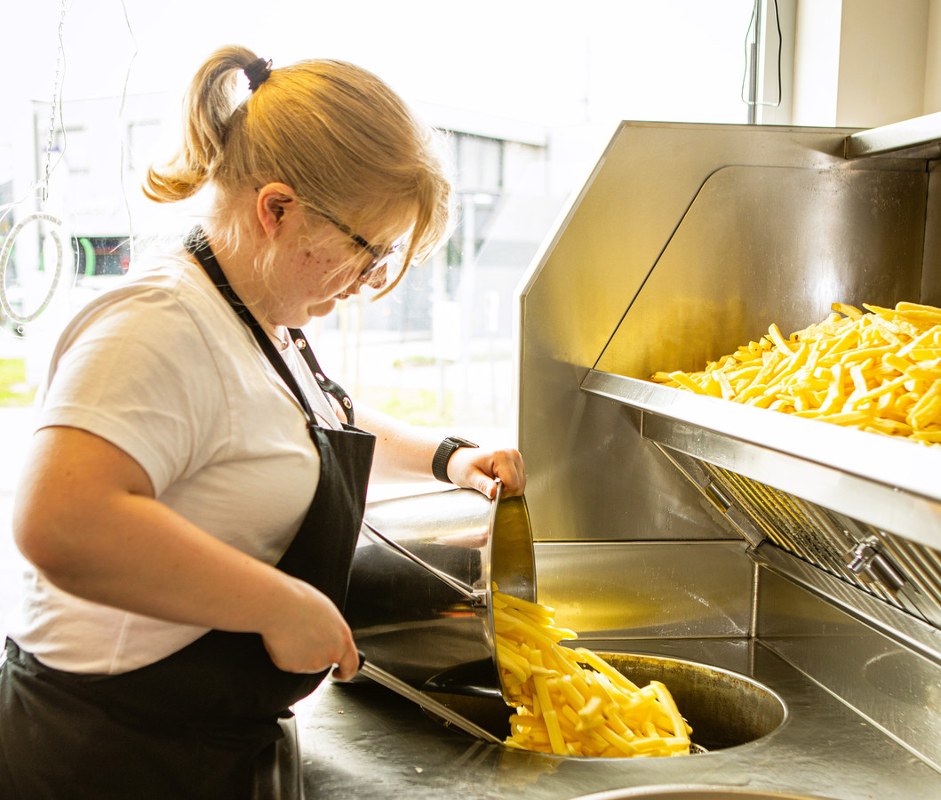 NET OPEN. Els (55) combineert eigen frituur met succesvolle foodtruck ...