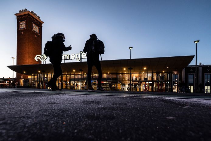 Tientallen boetes voor (drugs)overlast en zwartrijden op station ...