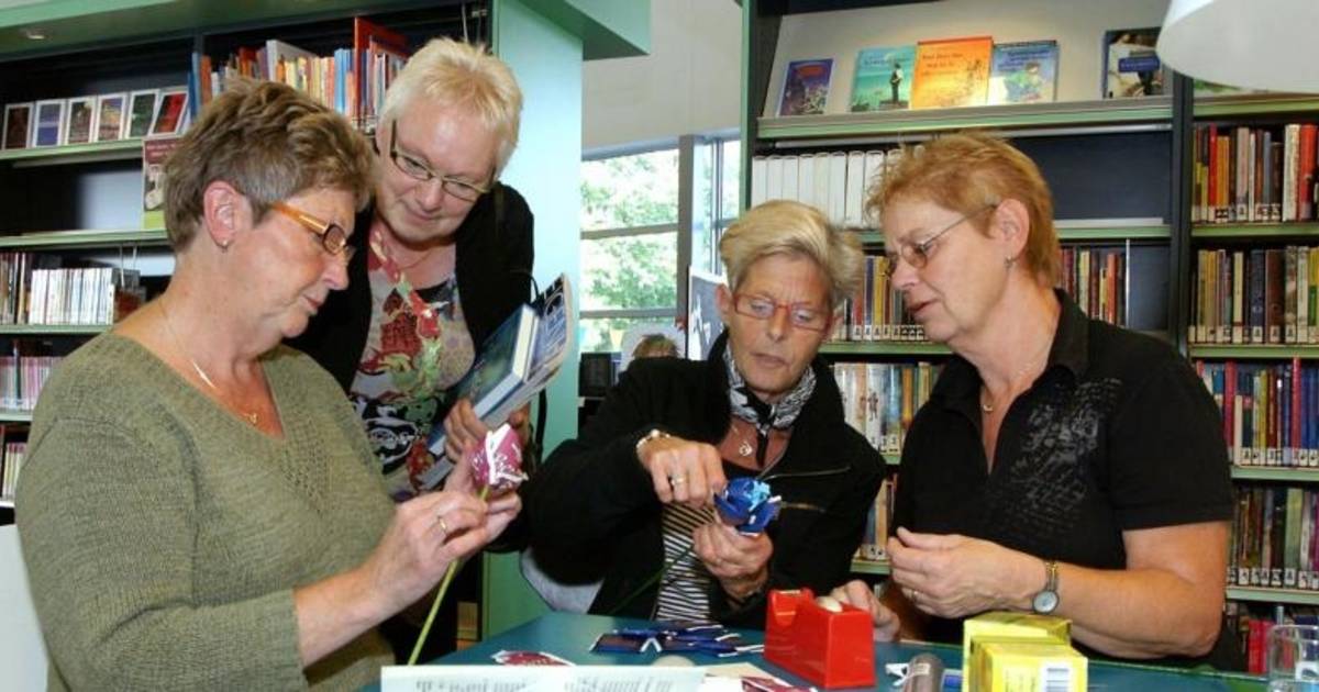 Bloemen vouwen in jubilerende bibliotheek | Den Bosch, Vught | bd.nl