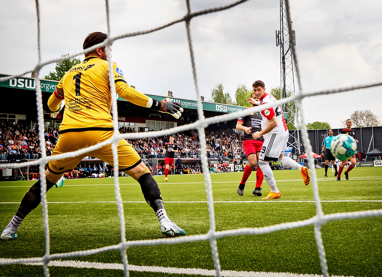 Feyenoord kan klus klaren in kolkende Kuip: ‘Dat gaat een andere wedstrijd dan normaal worden ...