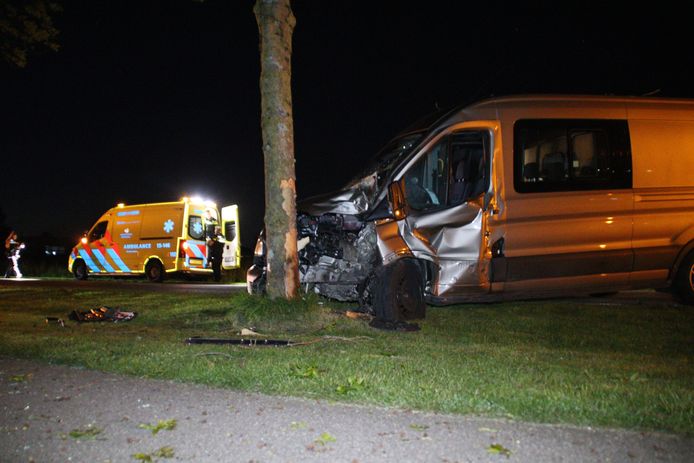 Bestuurder knalt met bestelbusje tegen boom en raakt gewond | Zoetermeer | AD.nl
