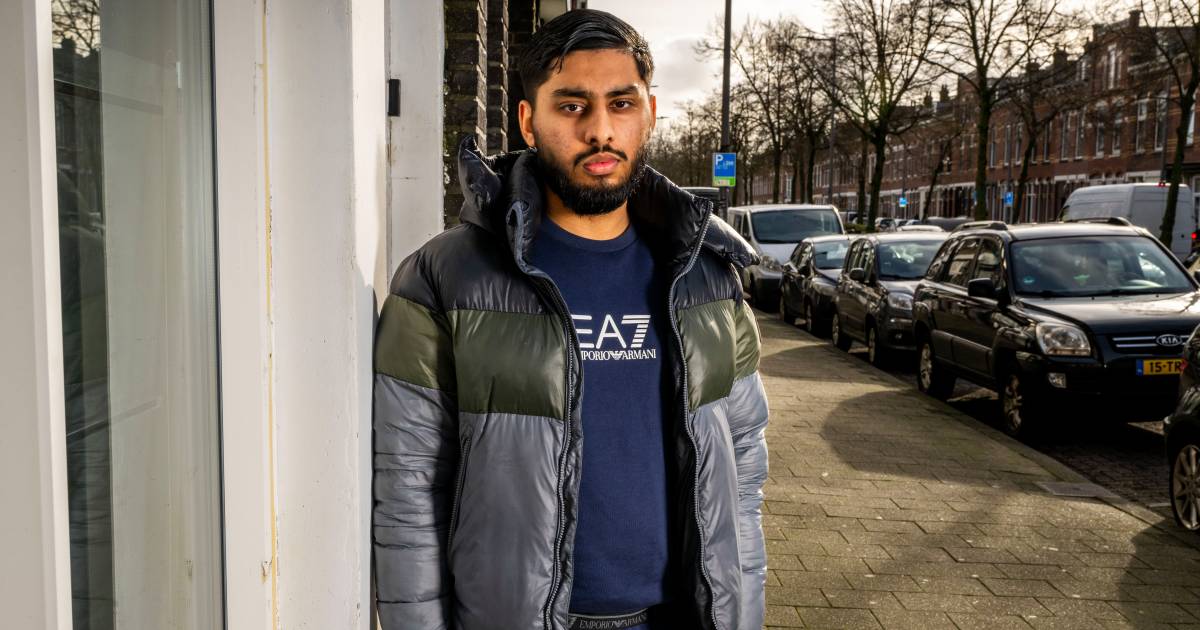 Mohsin en zijn familie klommen de hekken over om in de ravage te zoeken ...