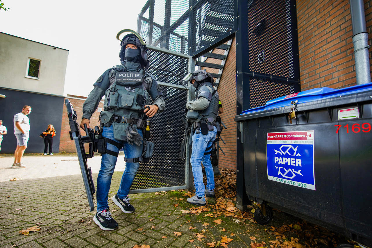 Man die met mes zwaaide vanuit woning in Son aangehouden door ...