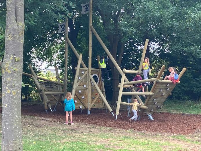 Groot speelschip voor kinderen op site ‘Fort Liefkenshoek’ in Kallo ...