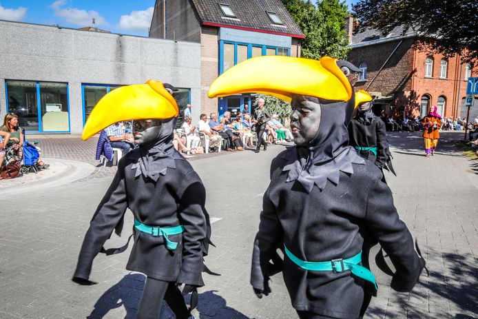 IN BEELD. Eeuwenoude Godelieveprocessie trekt door de Gistelse ...