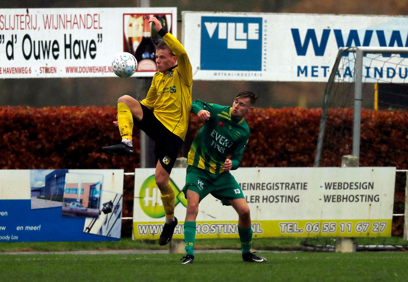 Vutters Wil en Leo zorgen dagelijks dat terrein van hun club er gelikt ...