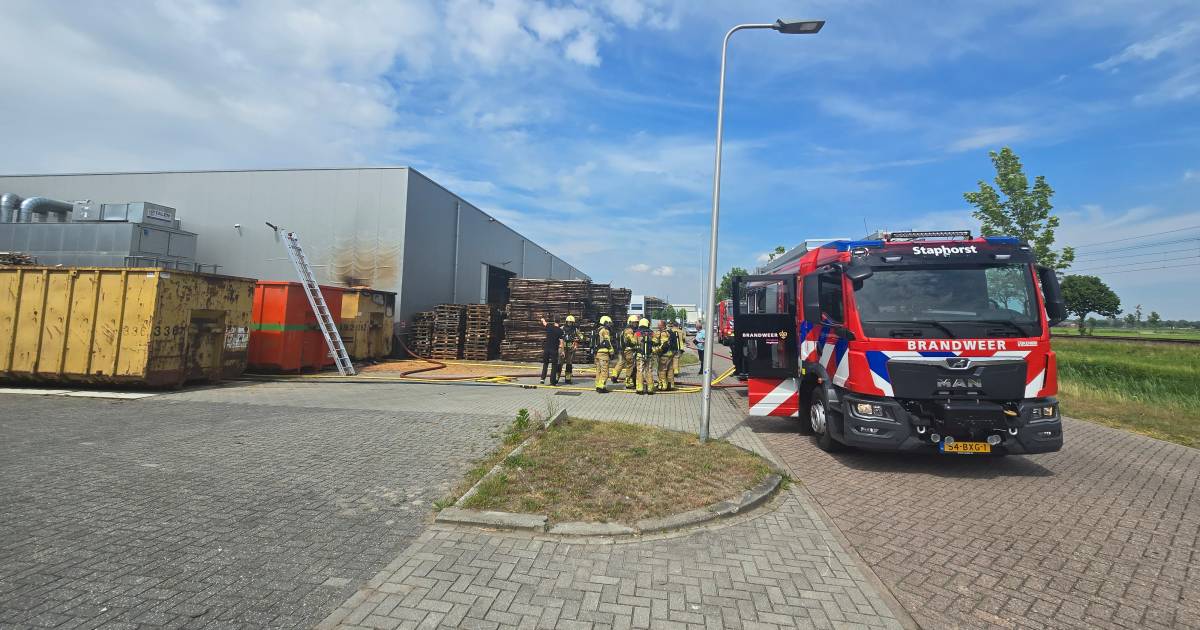Brand bij groothandel in Staphorst: gevel van pand raakt beschadigd ...